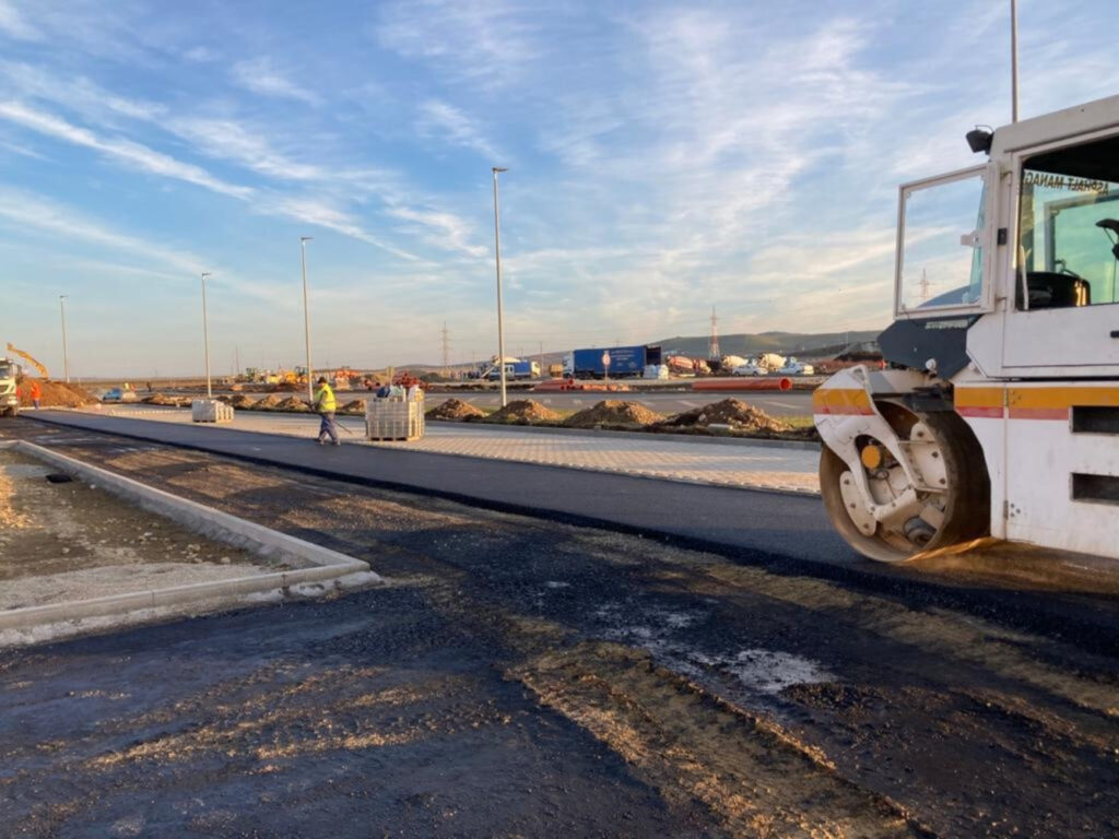 Desființare/Construire: casă poartă, parcări, drumuri noi acces ...